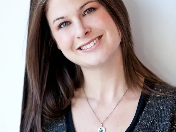 Jessica Shirvington (Autorin): alle Bücher + Steckbrief bei Penguin